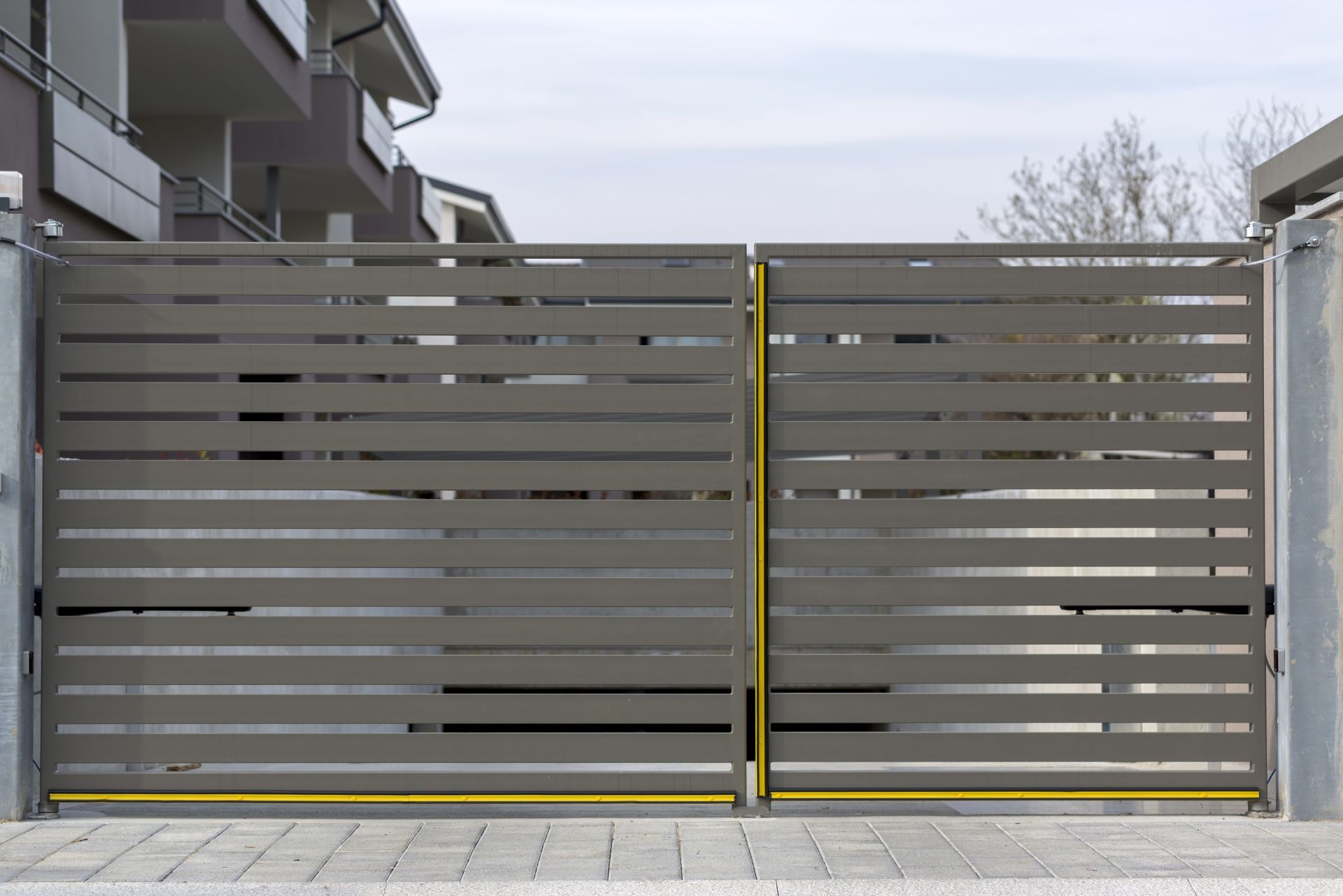 Ultimate Guide To How To Build A Gate With Horizontal Slats