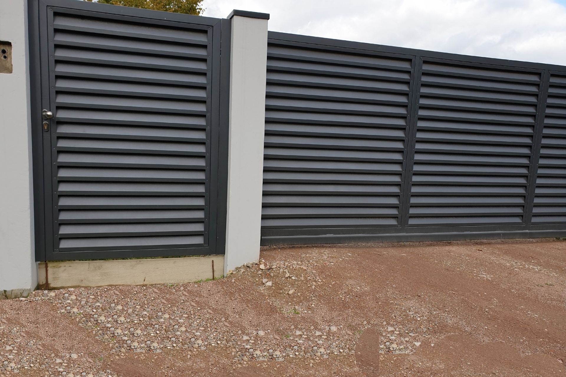 Ultimate Guide To How To Build A Gate With Horizontal Slats